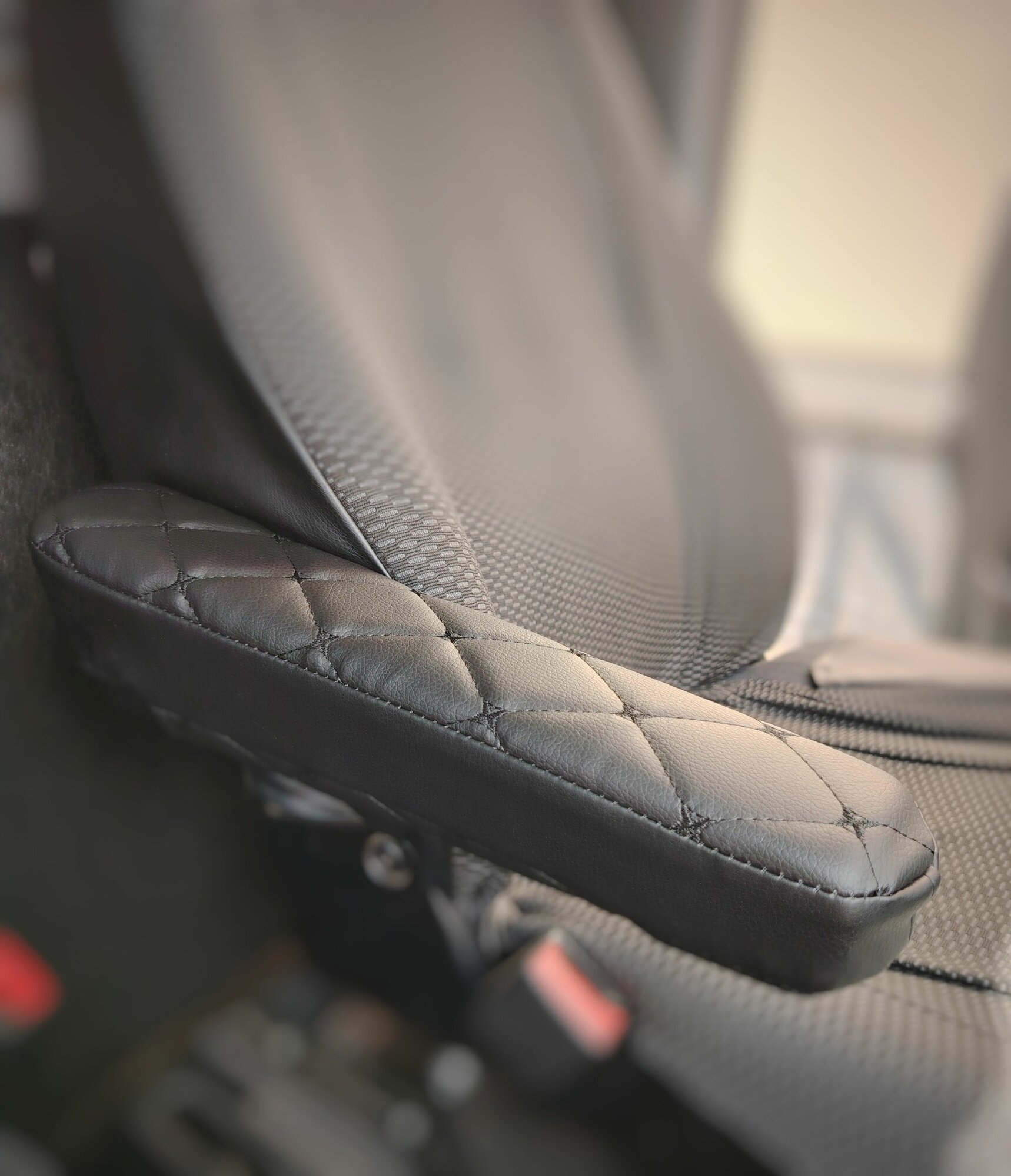 Чехол подлокотника для автомобиля, чёрный ромб