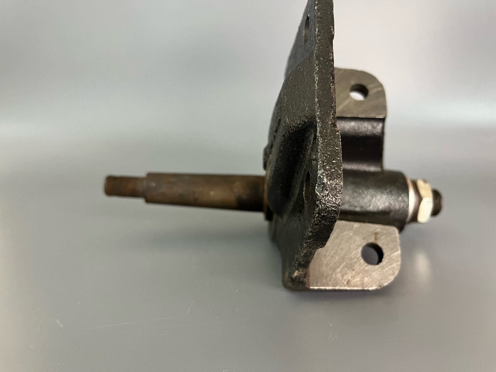 Кронштейн передней рессоры УАЗ 469 осью в сборе (арт. 0469-00-2902440-00)