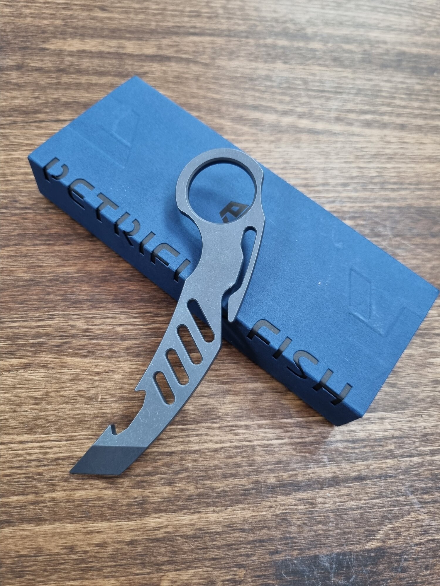 Скелетный нож-открывашка Petrified Fish "Karatool" PFT01, титановый, цвет голубой