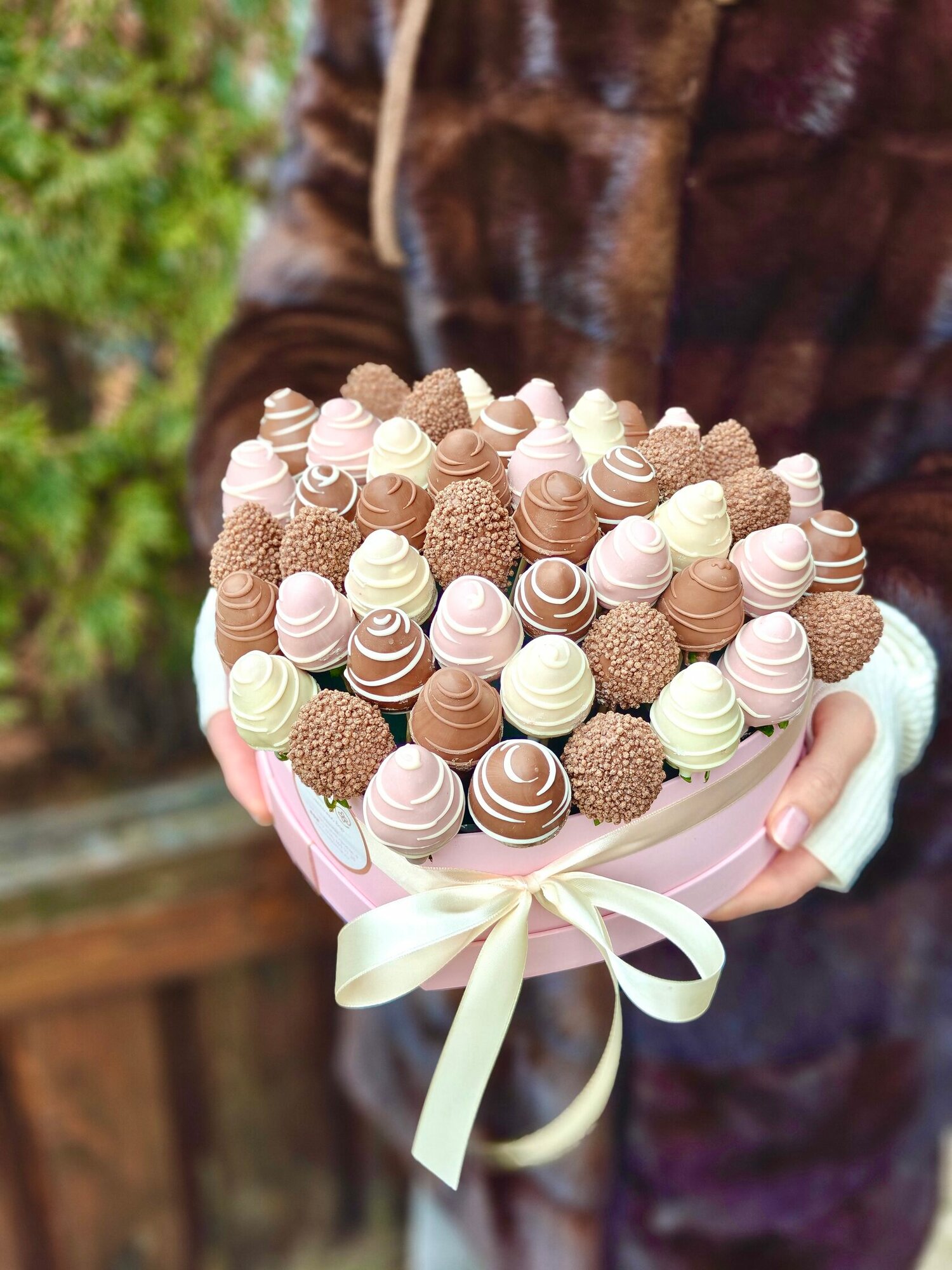 Коробка сердце с клубникой в белом, розовом и молочном шоколаде, темный воздушный рис, Morning 1, 22 см