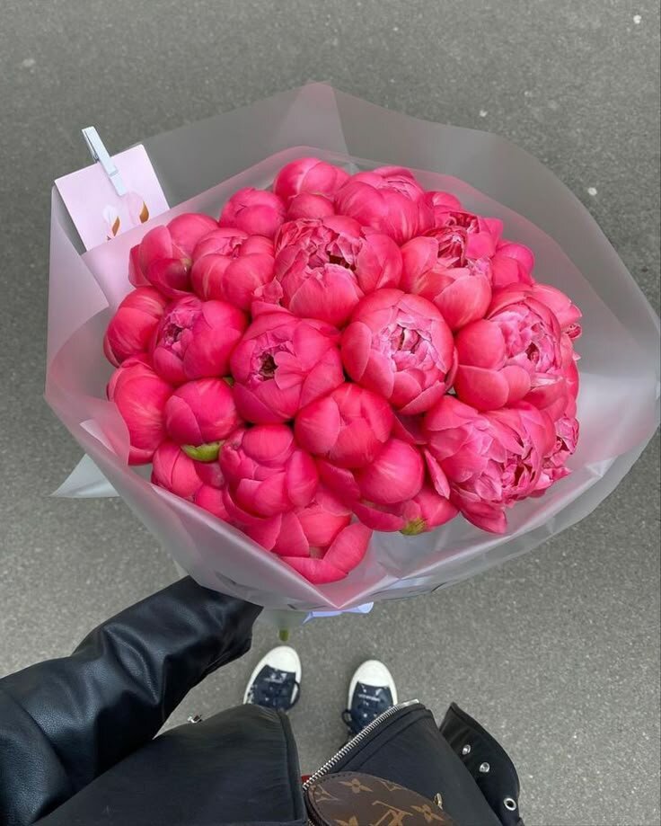 Букет из ярко - розовых пионов в прозрачной упаковке, 31 штука