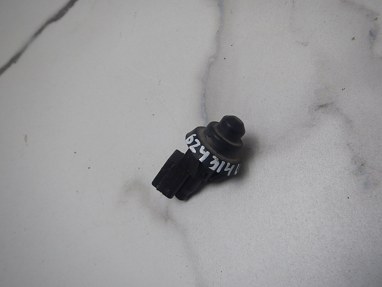 Б/У Выключатель концевой, Renault (Рено)-LOGAN (05-) RENAULT LOGAN (05-) Без видимых повреждений. 624314 RENAULT арт. 77...