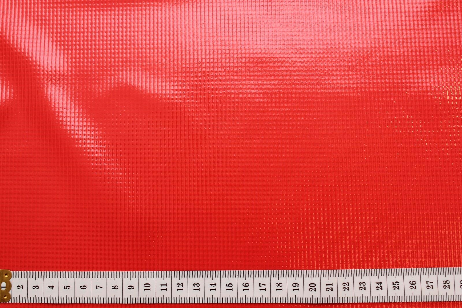 Ткань Кожа искусственная лаке красного цвета на белой рельефной сетчатой основе, 310г/мп , 310 г/пм, ш140см, 0,5 м
