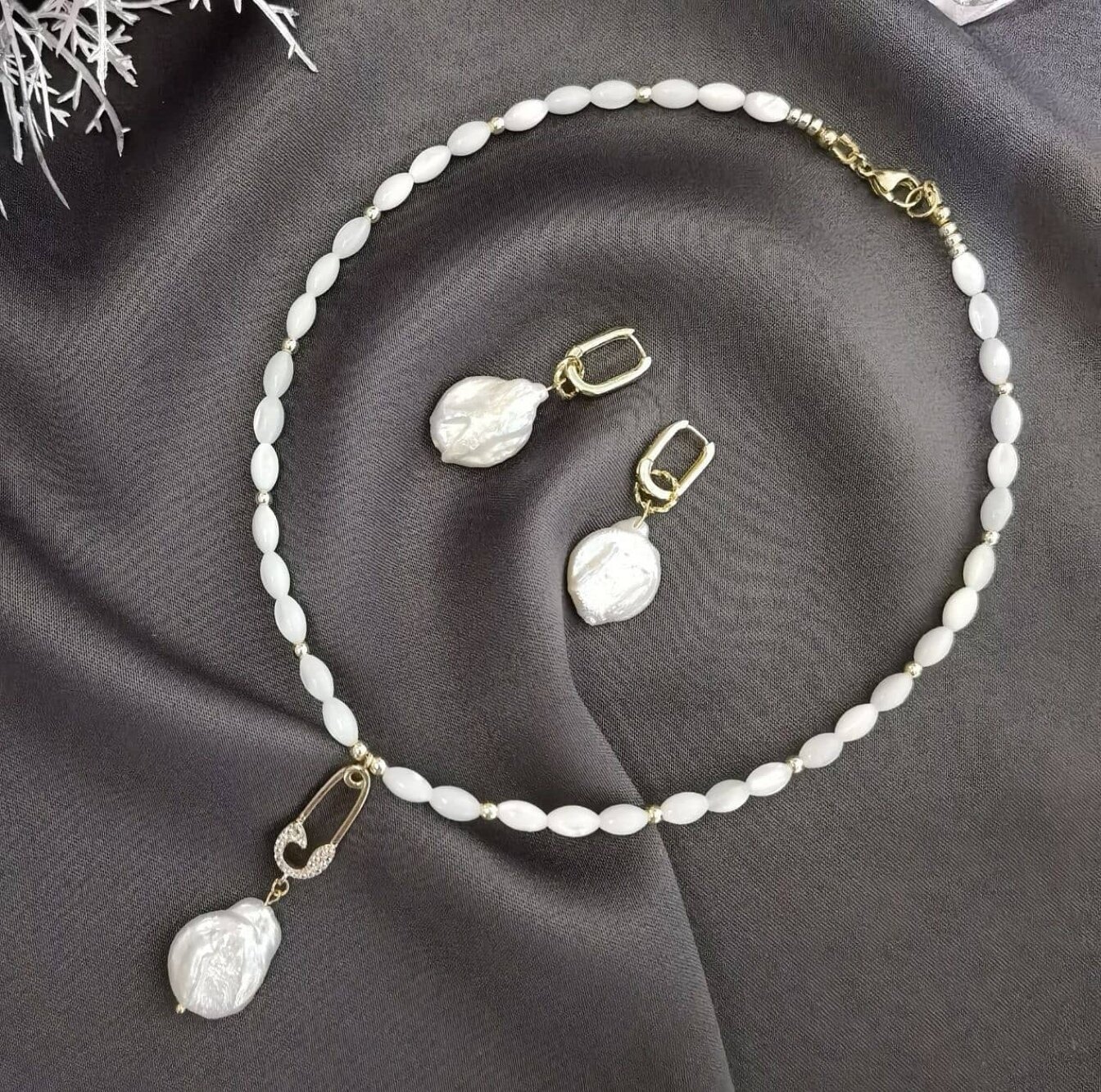 Комплект бижутерии: серьги, колье, подвеска, жемчуг культивированный, перламутр