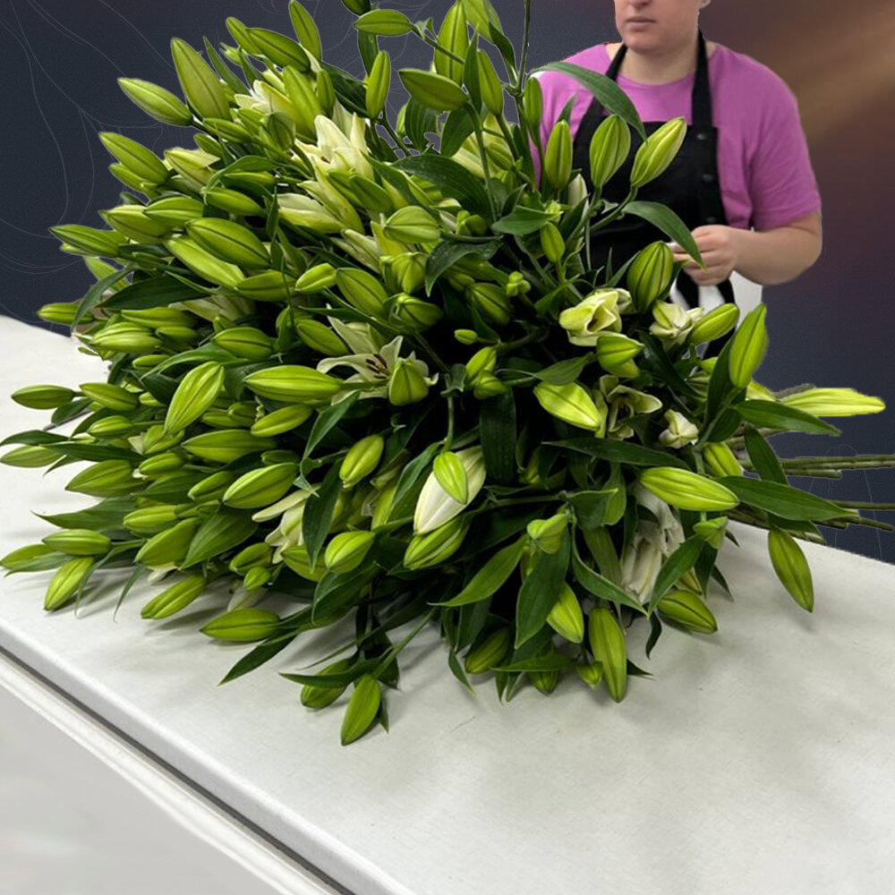 Гигантский букет из 51 белой элитной лилии с атласной лентой от 2name Flowers