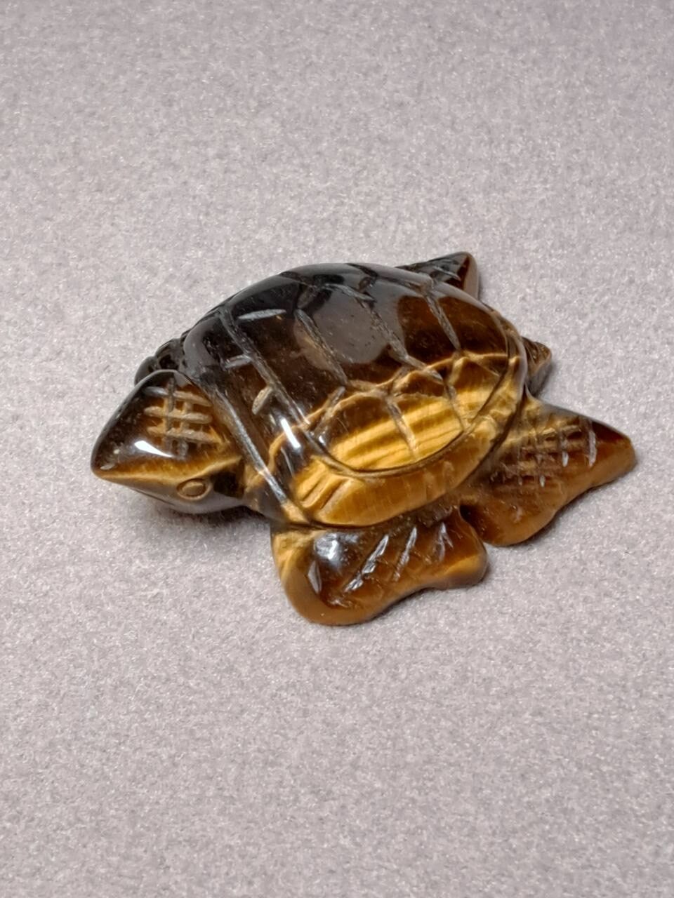 Статуэтка оберег и талисман эксклюзивная черепашка из камня Тигровый Глаз