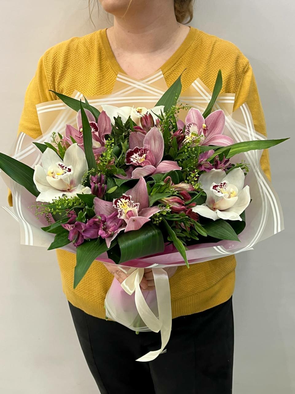 Букет из альстромерий и орхидей «Ягодное суфле» - S (до 30 см)