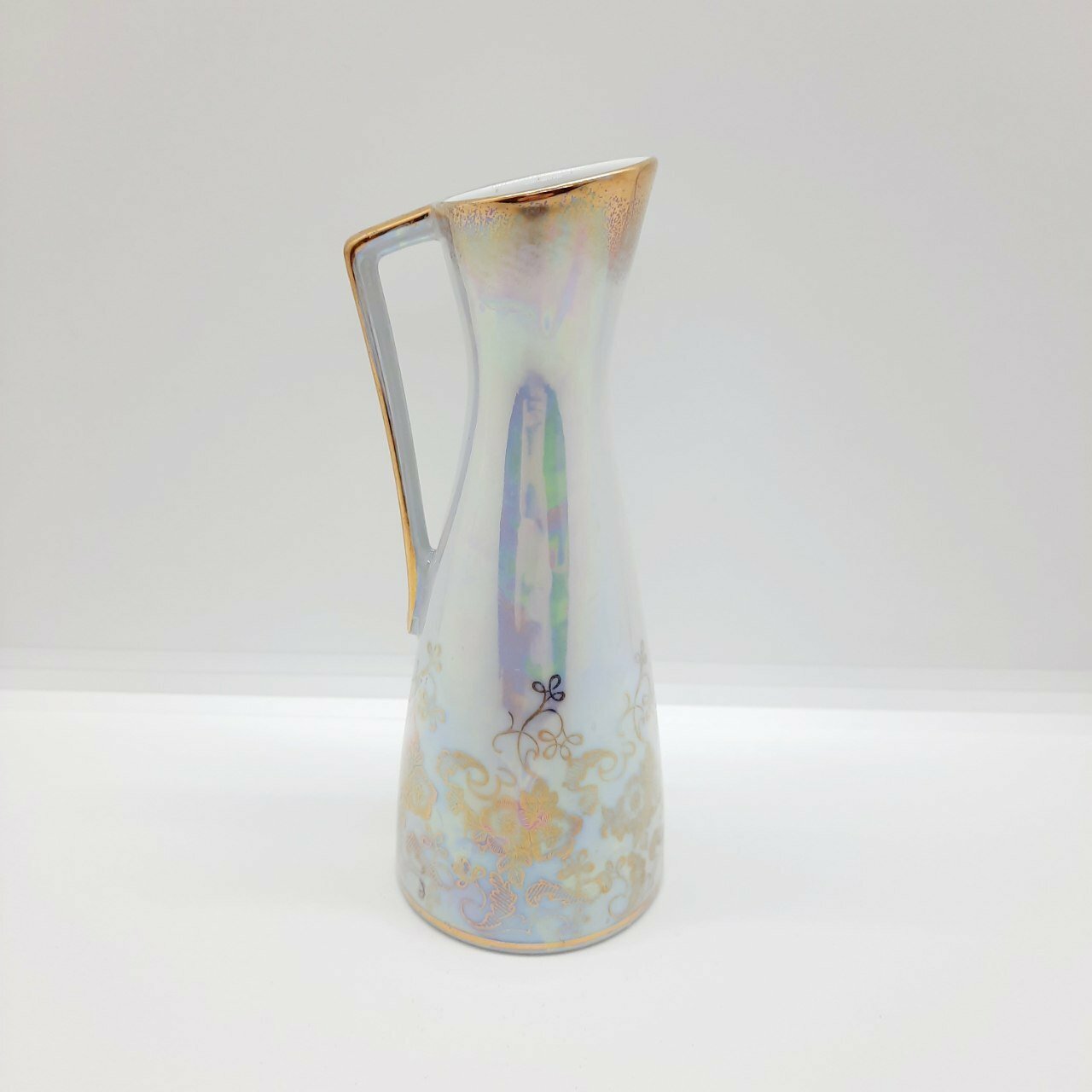Кувшинчик с цветочным орнаментом на перламутровом фоне, фарфор, люстр