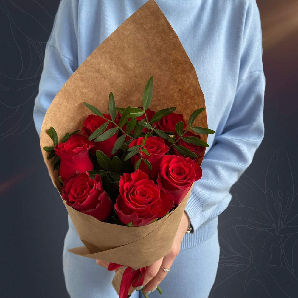 Франческа - сборный букет из 9 красных роз с веточкой фисташки в крафте с атласной лентой от 2name Flowers