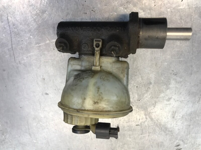 Главный тормозной цилиндр Volkswagen Golf MK3 ABS