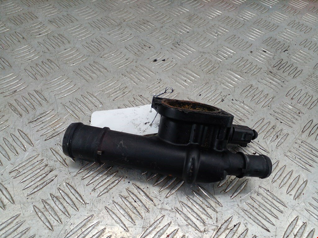 Фланец (штуцер системы охлаждения тройник) Volkswagen Caddy 3 MN980318 арт. 1606707