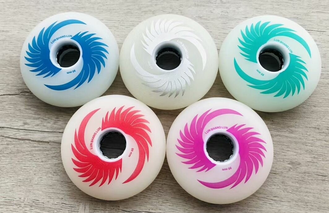 8 светящихся колес для роликов 80мм. Светятся красным. Полнотелые с жесткостью 85а.