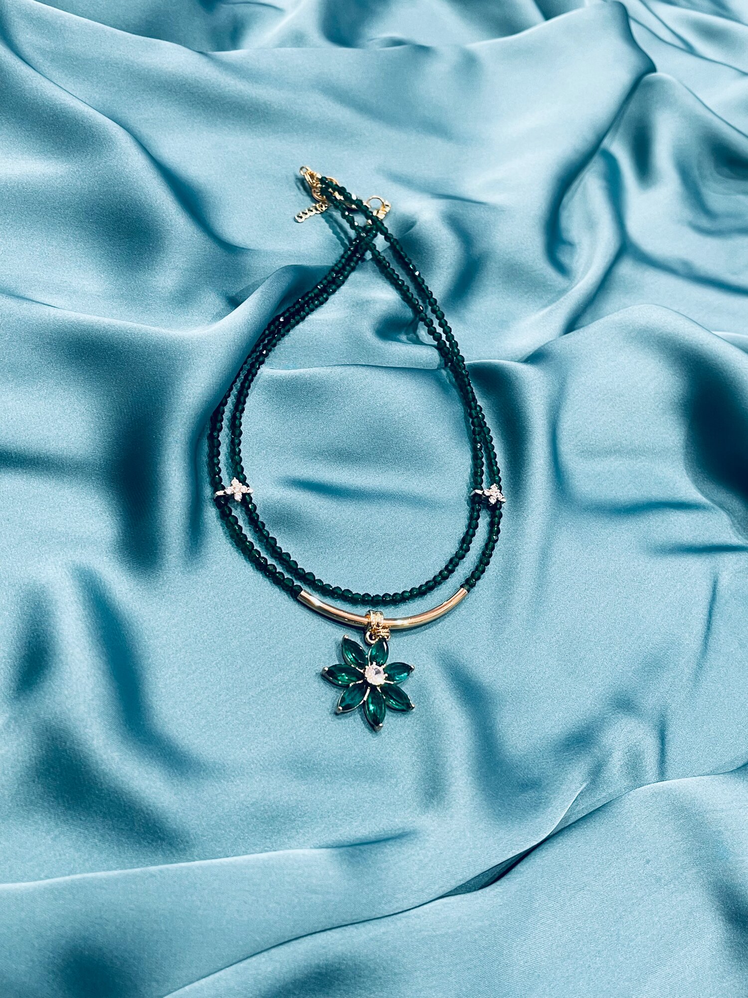 Колье, шпинель синтетическая, стекло