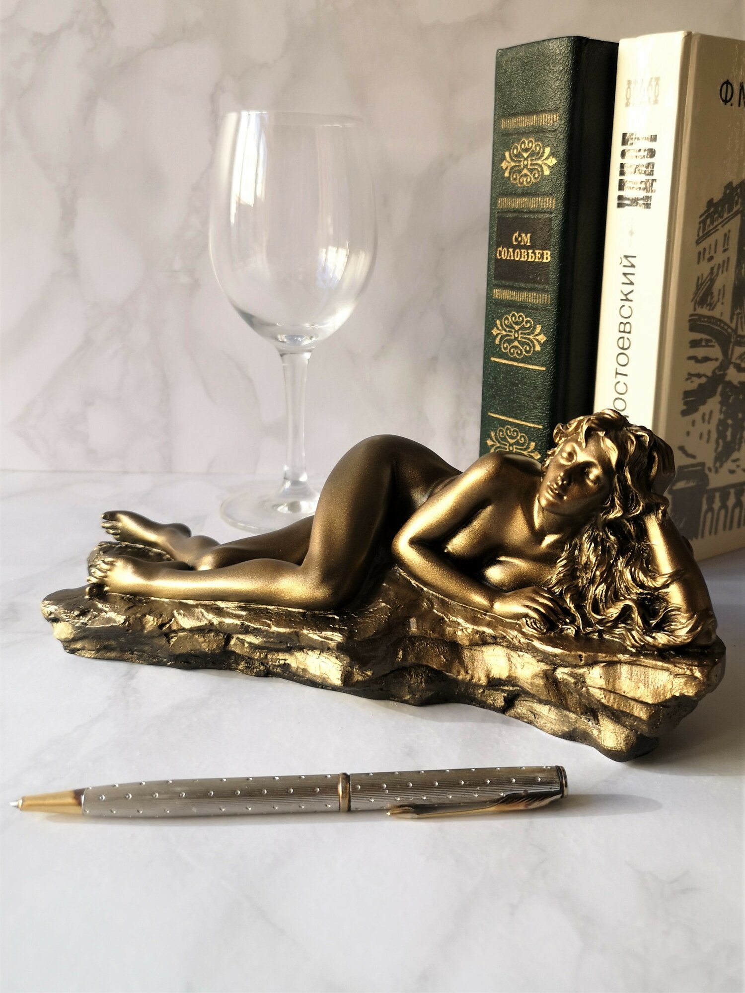 Статуэтка Девушка на скале лежит, высота 10см. Мраморная крошка, цвет бронза