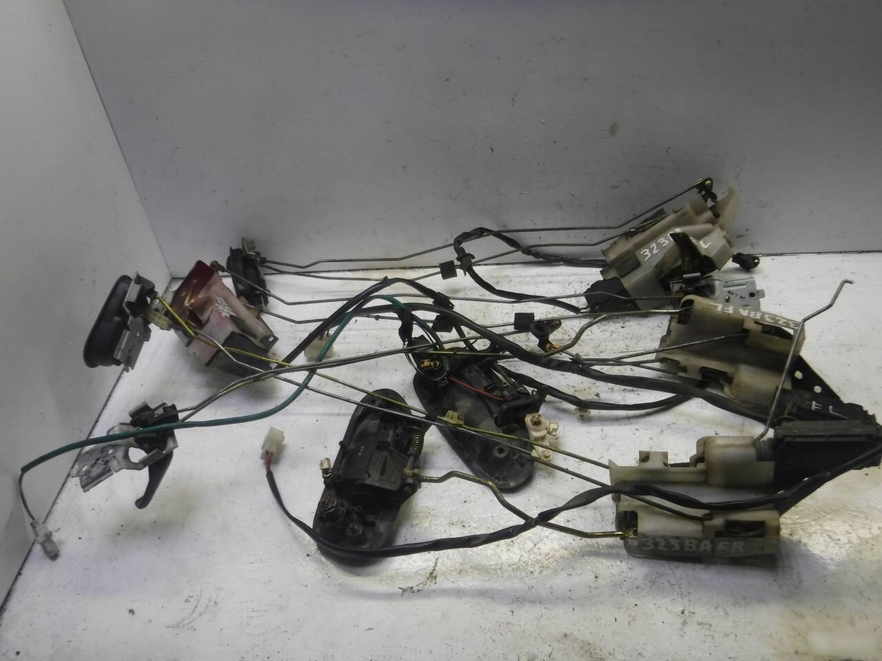 Замок двери Mazda 323 BA (1994—2000) BC6A58310 BC6A59310B B01A72310K B01A73310K