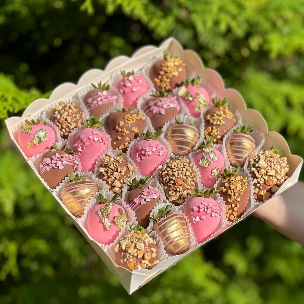 Клубника в шоколаде Композиция в коробке "Happy Day" 25-36 ягод