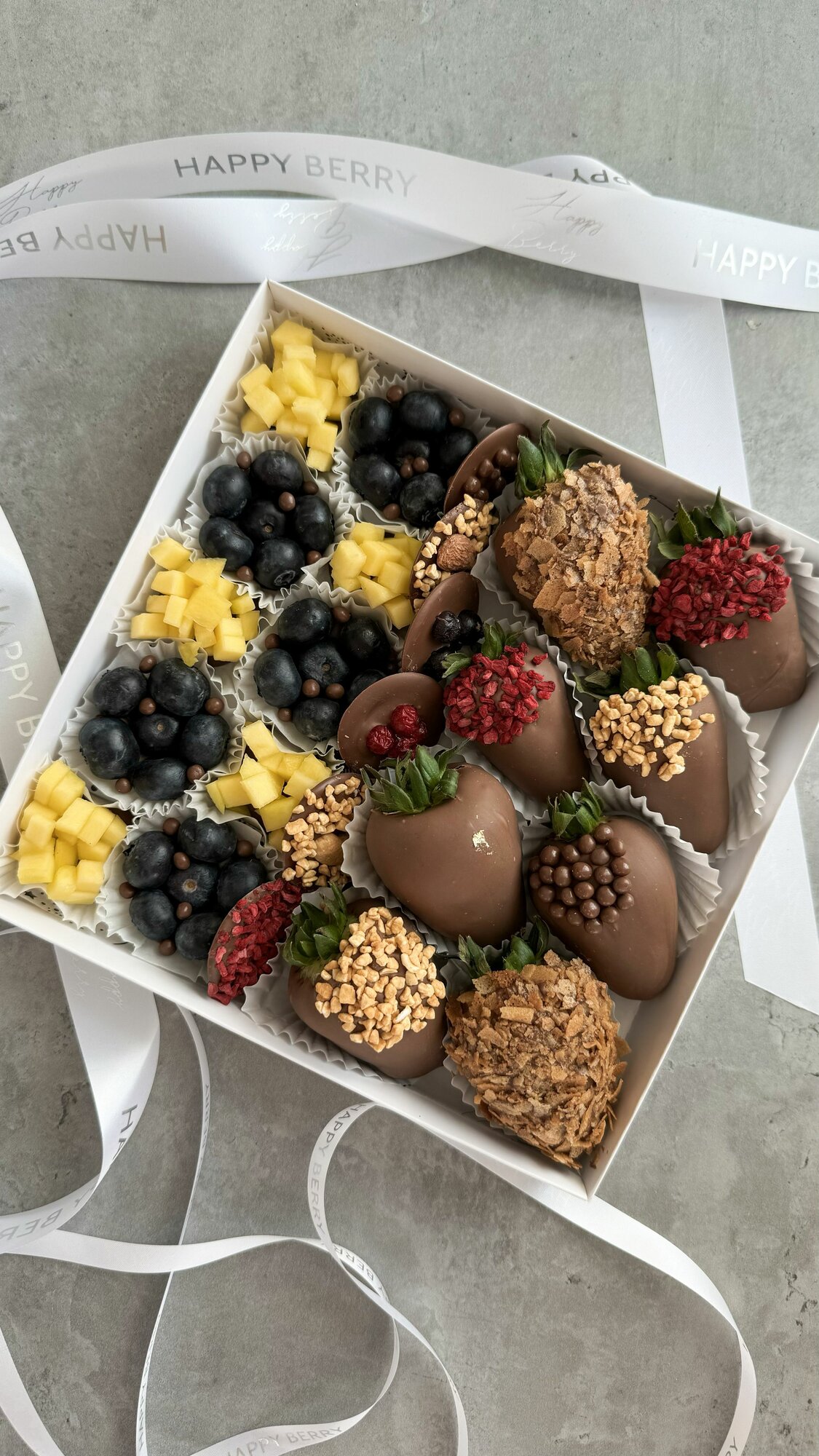 Подарочный набор клубника в шоколаде с фруктами и ягодами "Ягодный восторг"