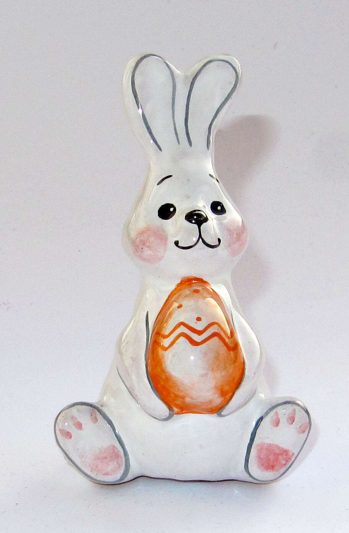 Фигурка майолика зайка с оранжевым пасхальным яйцом. Ручная роспись. Сделано в России.
