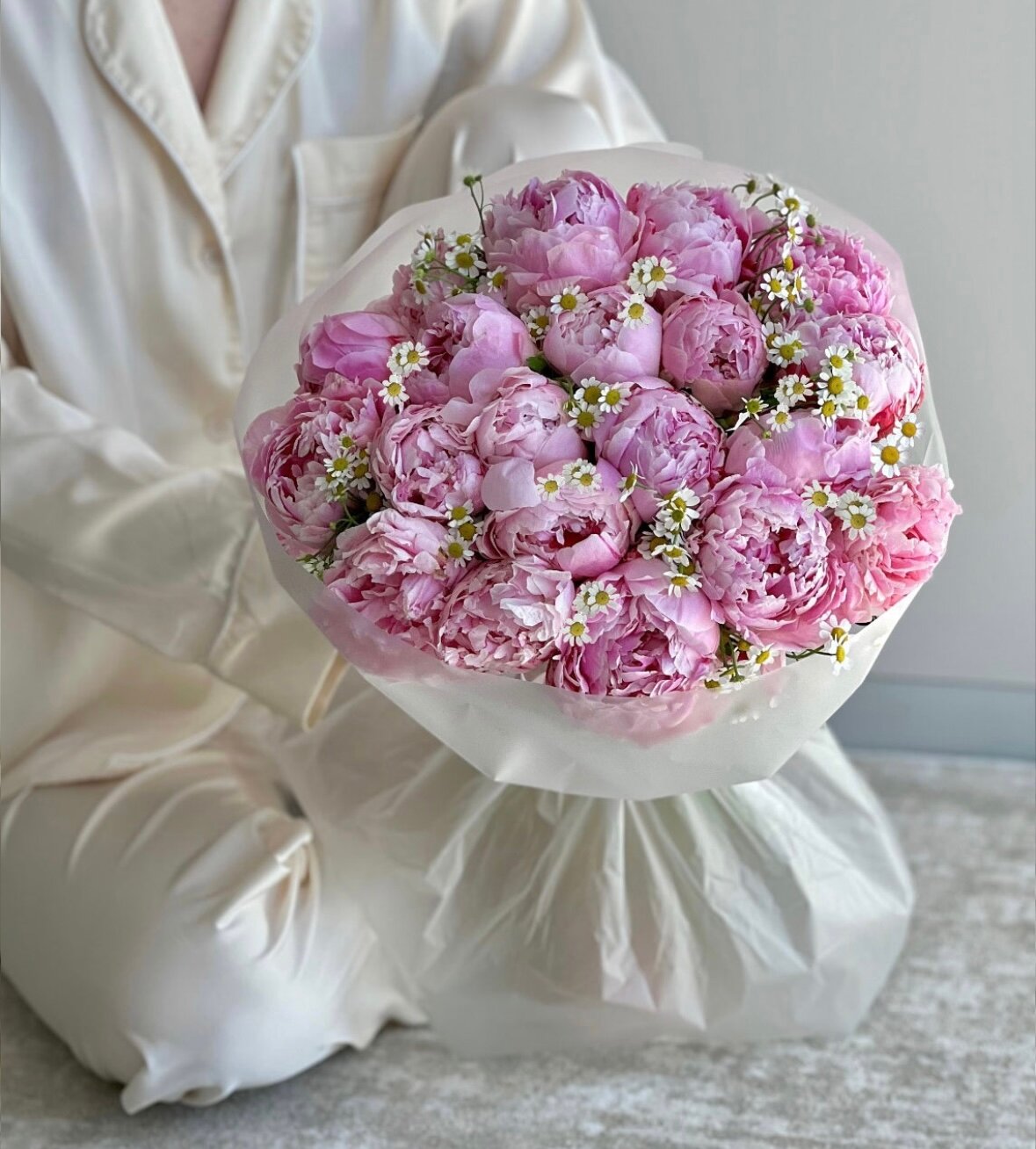 Букет «Весенние пионы Сара Бернар (19 цветков) и кустовые ромашки»