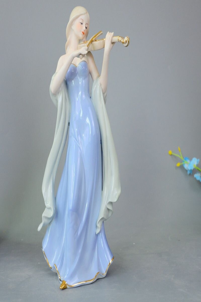 Статуэтка "Девушка-скрипачка с серпантином" 30 см фарфор