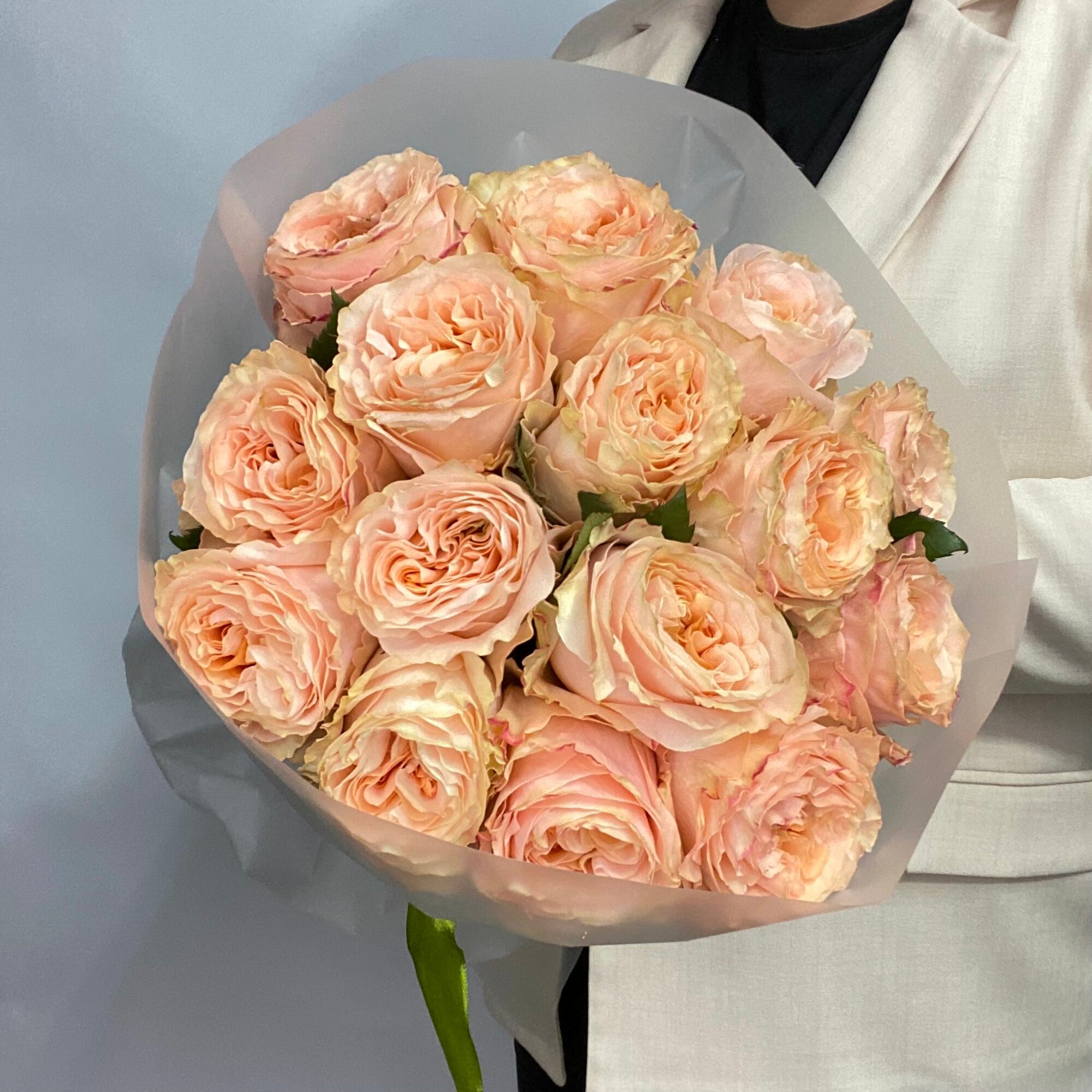 Кремовые розы (розы пионовидные), высота букета 50 см, ширина 27 см