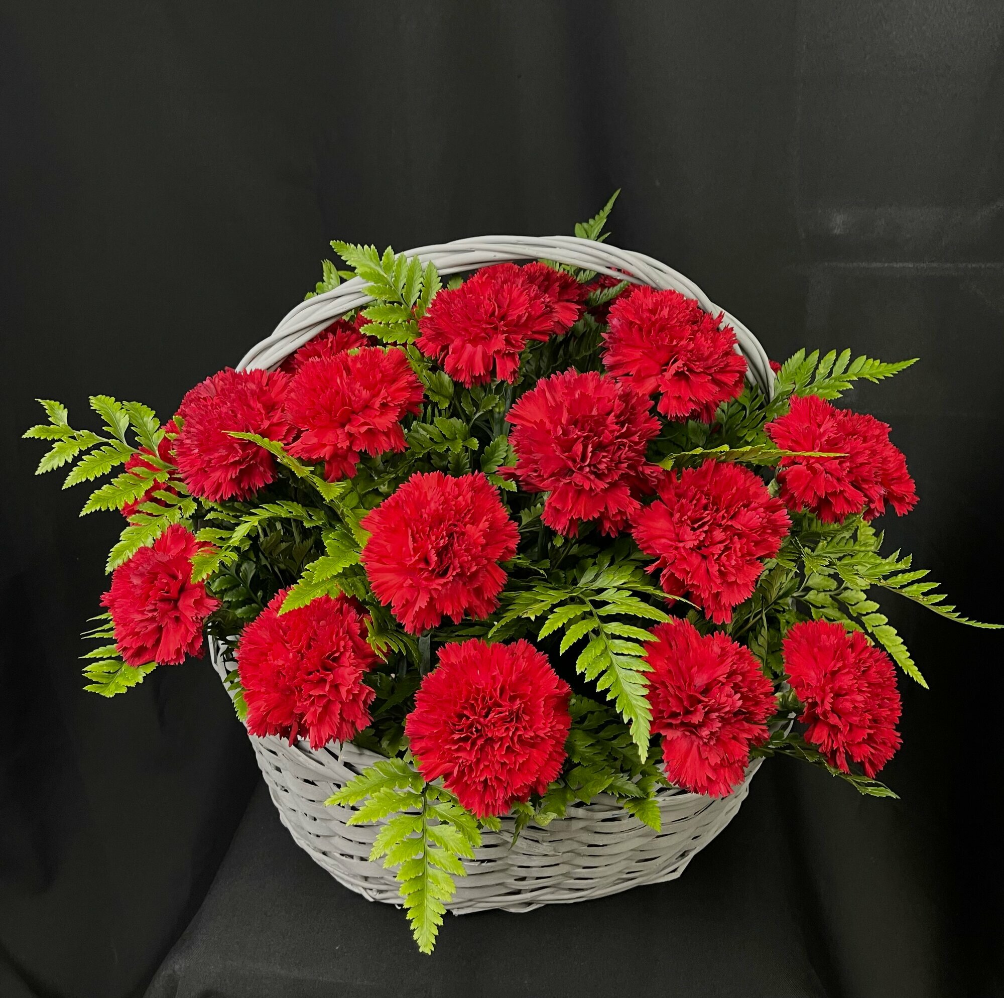 Корзина с красными гвоздиками ( красные гвоздики и папоротник)