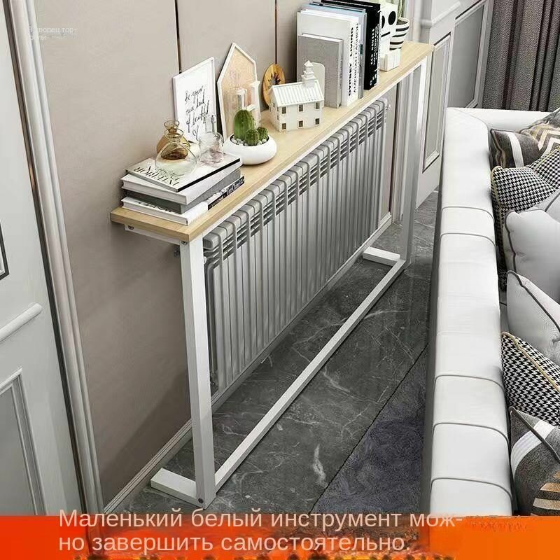 Консольный столик из компактного дерева, расположенный за диваном, имеет ширину 120 см, глубину 20 см и высоту 80 см.