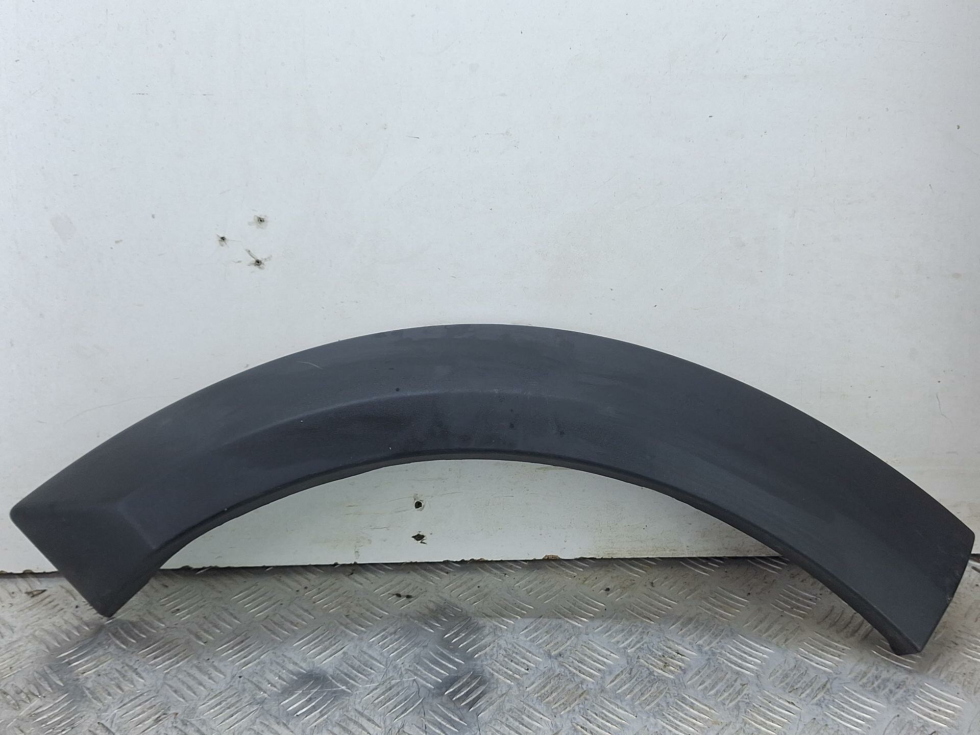 Молдинг крыла задний правый Land Rover Discovery 3 L319 2007 DFK000045