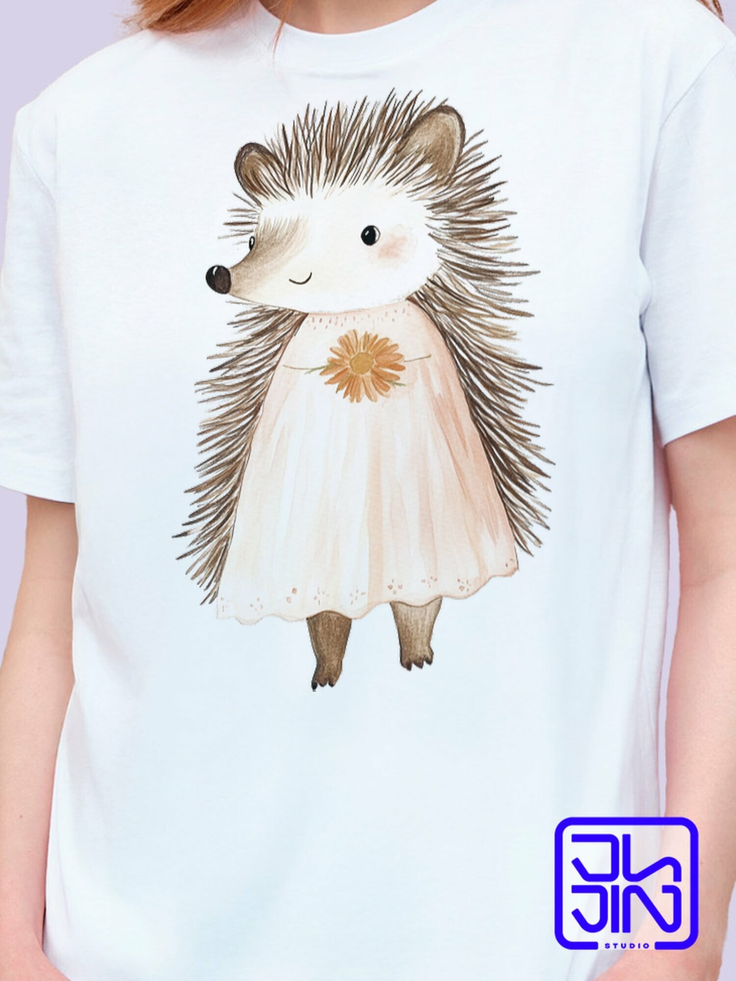 Футболка классическая женская с авторским принтом Смешной коричневый еж с веселой ромашкой в кофейном, нежном платье, белый хлопковый трикотаж с прикольным рисунком на груди