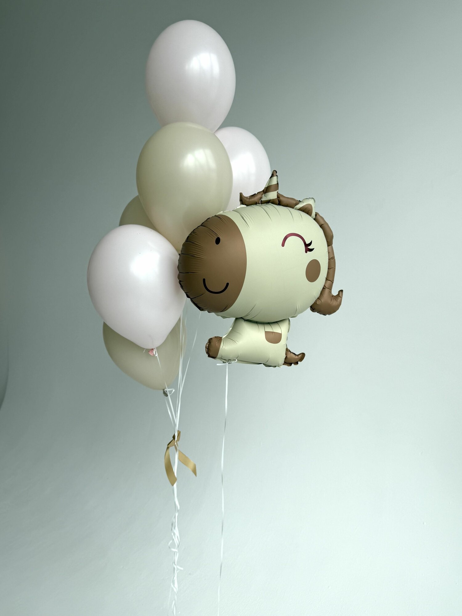 Воздушные шары с гелием надутые в фонтан из латексных шаров с фигурой единорога "Сатиновый единорог", 7 шт