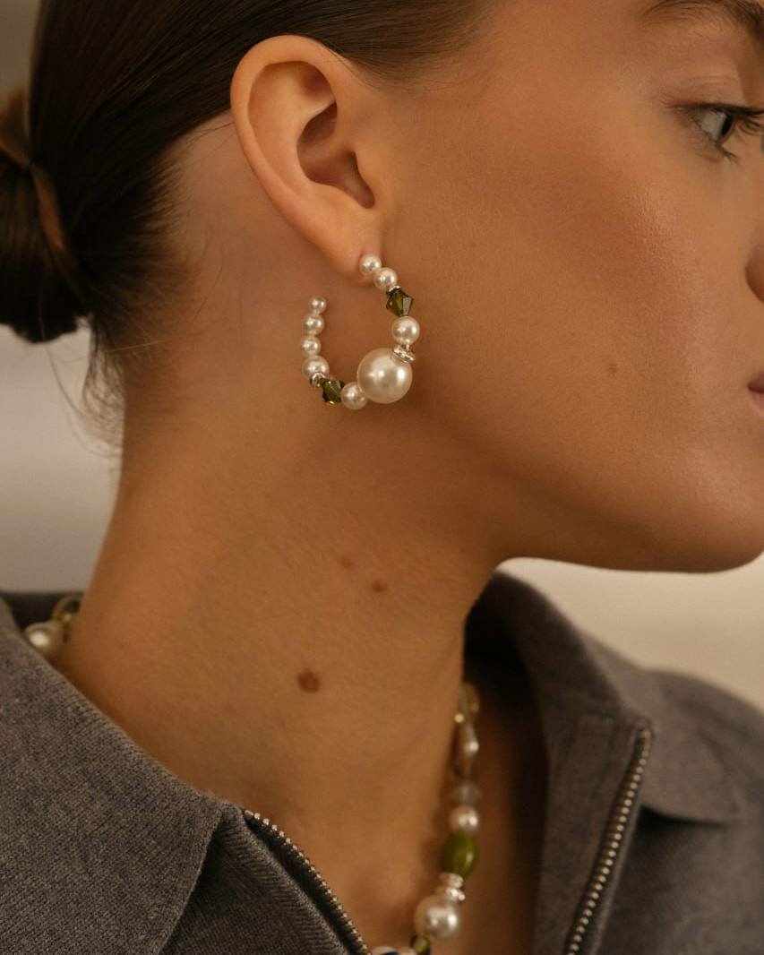 Серьги Phenomenal Studio, жемчуг Swarovski синтетический, кристаллы Swarovski, гематит, белый — фото 1