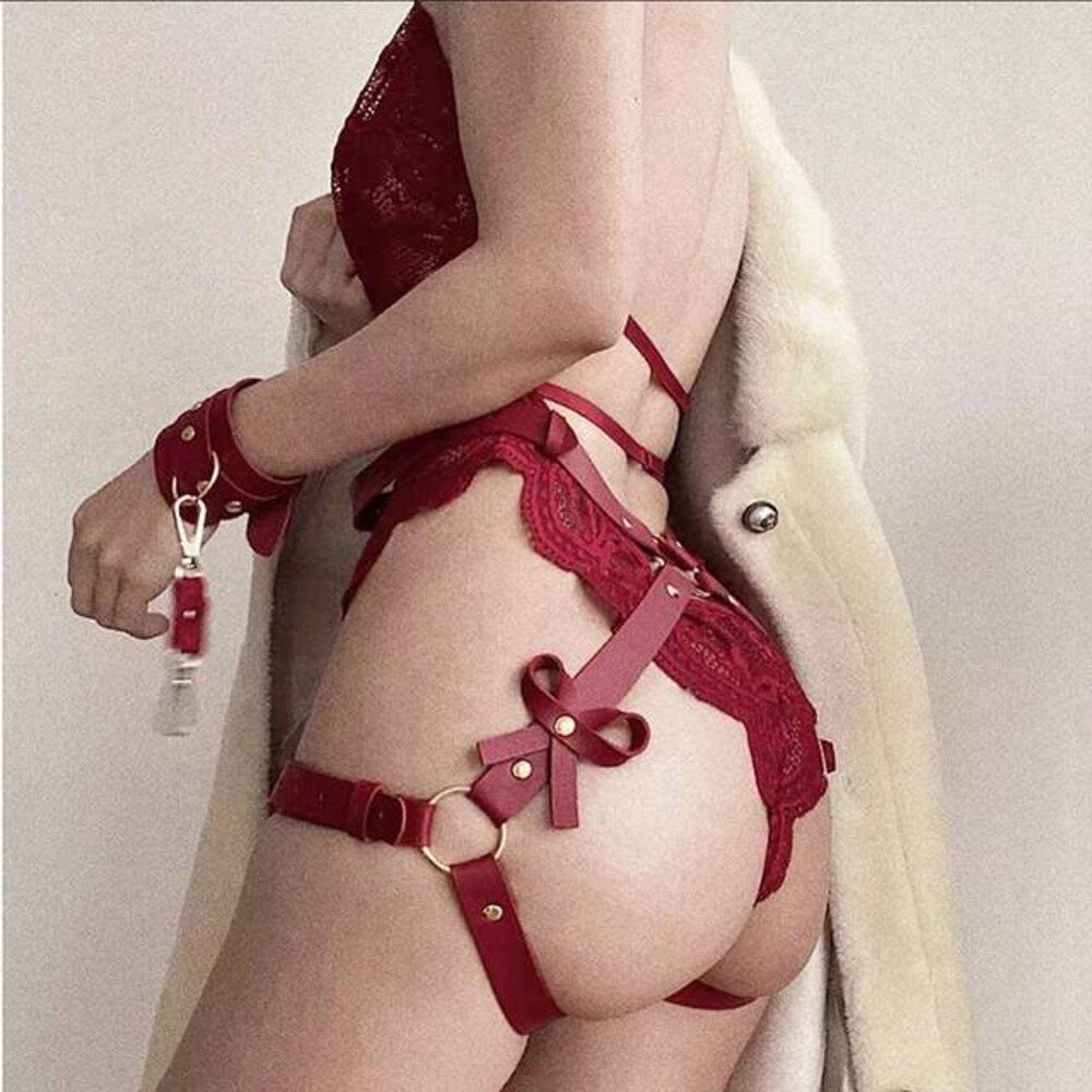 Комплект нижнего белья, подходящий для бондажа, кожаные стринги, пояс для чулок, нижнее белье, костюмы для порно с вырезами, наручники, кольца для ног, секс-игрушки для БДСМ