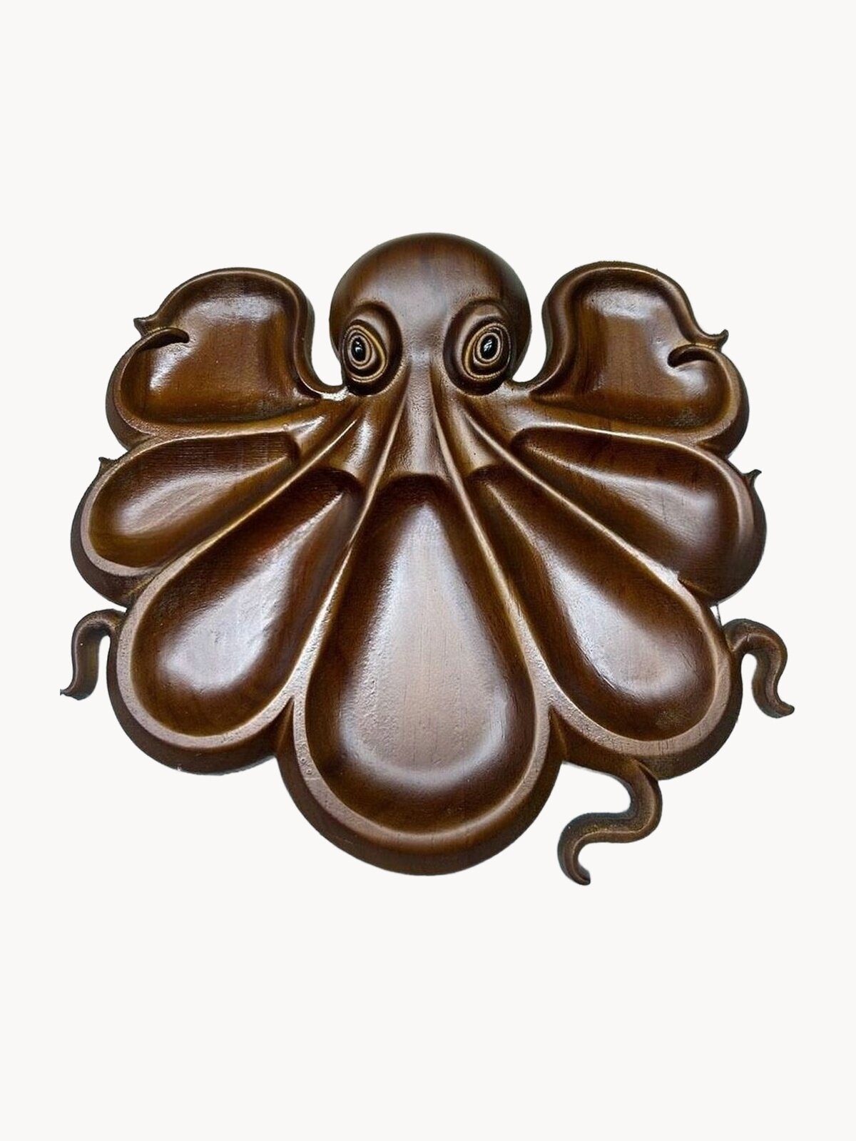 Эксклюзивная сервировочная доска из фарфора Octopus Charcuterie 27х26х3.3 см дополняется стильной бамбуковой подставкой, формируя премиальный набор для эффектной подачи