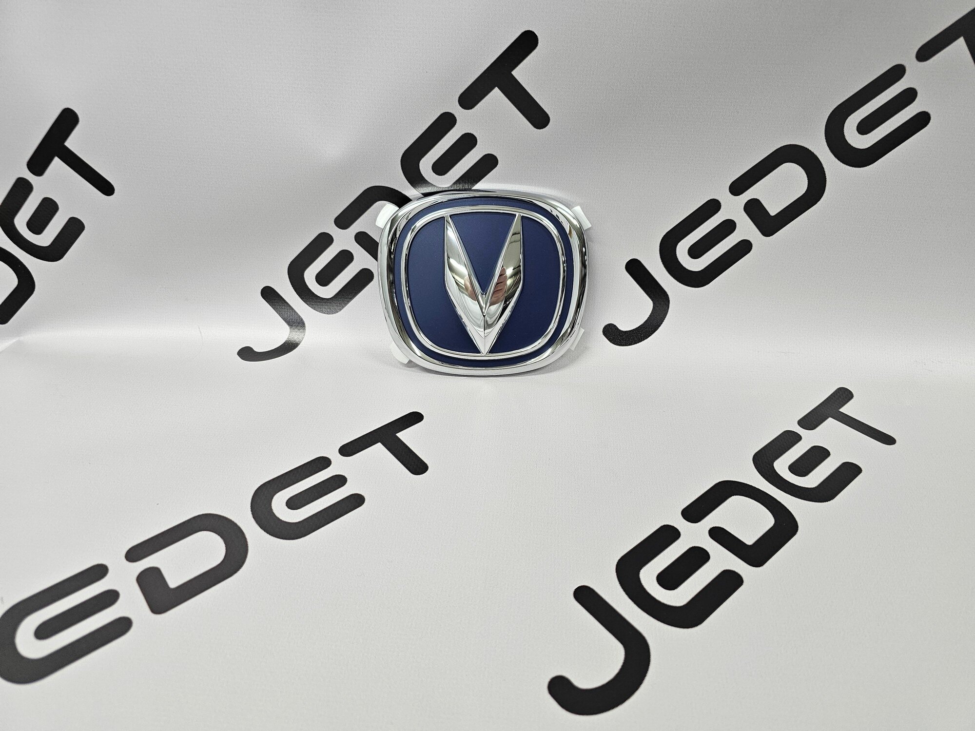 Эмблема Changan Alsvin передняя, на решетку радиатора, ABS-пластик, серебристо-синяя.