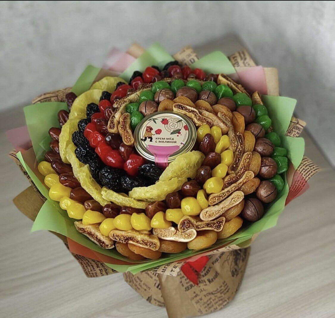 Букет из сухофруктов с орехами. Подарок на Рамадан