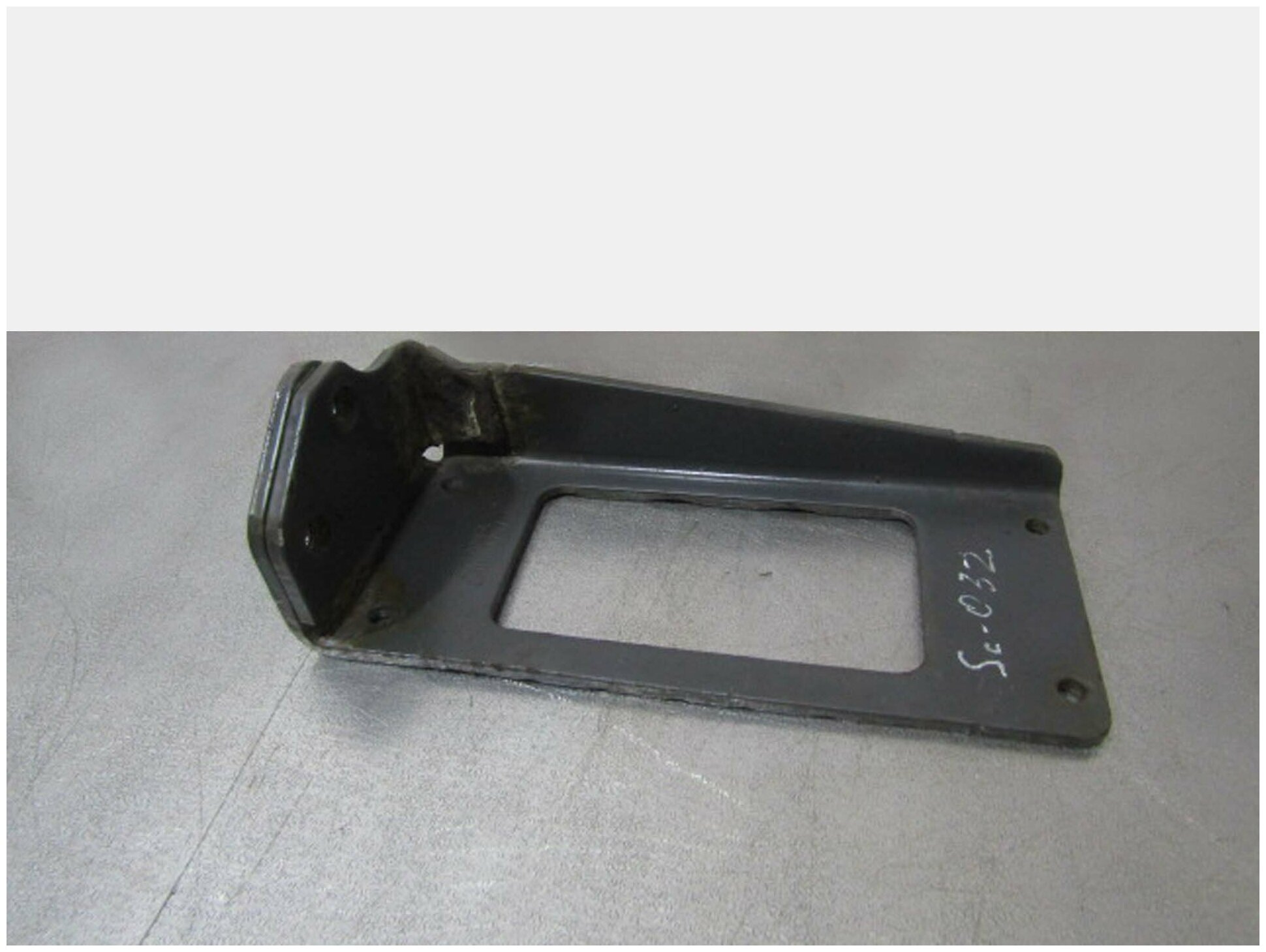 Кронштейн крепления противооткатного устройства левый Scania P, R, G