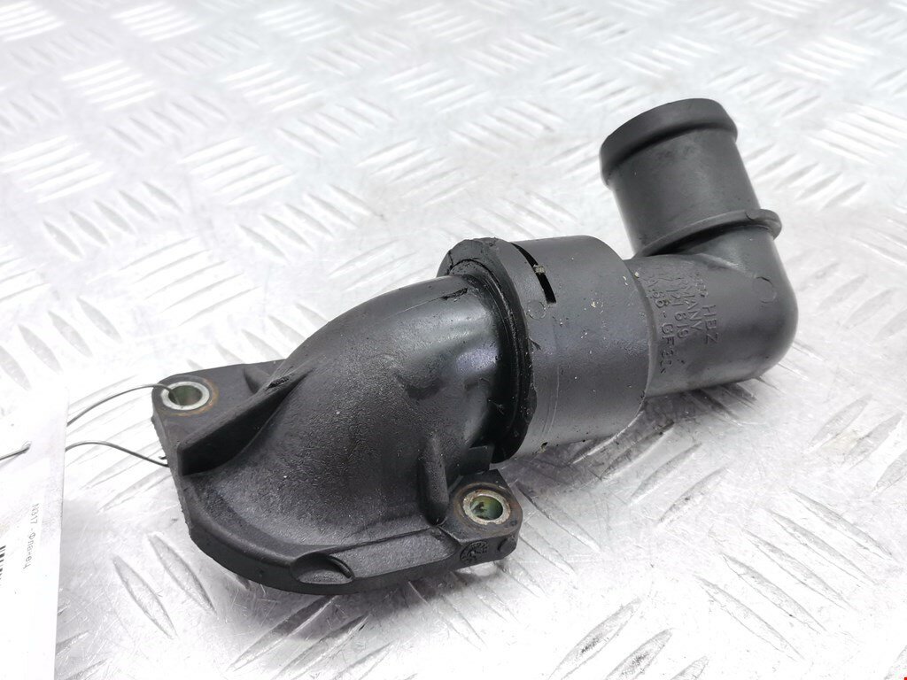 Фланец (штуцер системы охлаждения тройник) Volkswagen Golf 3 037121619 арт. 2061702