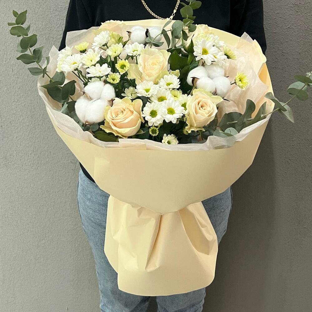 Букет из кремовых роз, сантини, хлопка и эвкалипта
