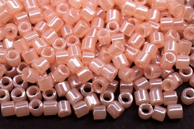 Бисер японский MIYUKI Delica цилиндр 8/0 DBL-0234 хрусталь/нежный лосось, окрашенный изнутри, 5 грамм