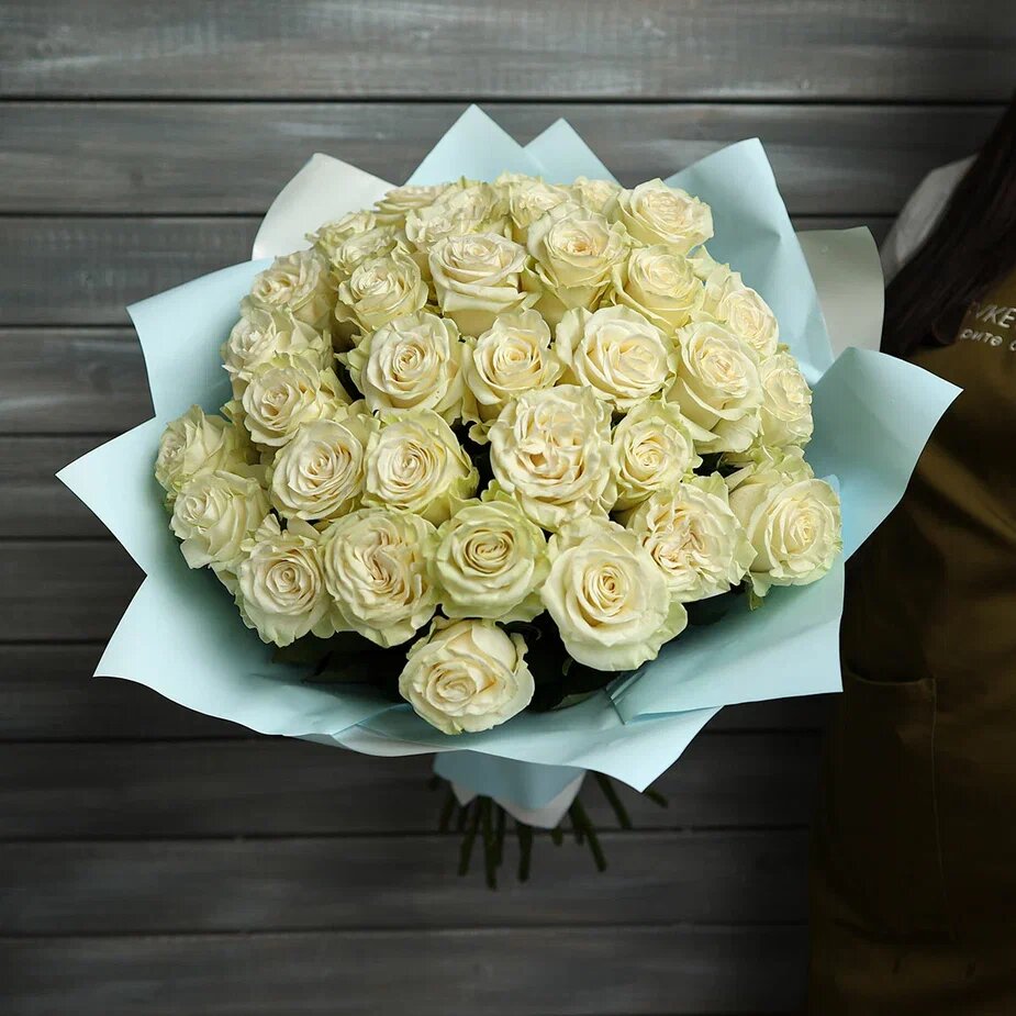 Букет живых цветов из 35 белых роз в упаковке, Эквадор, 60 см