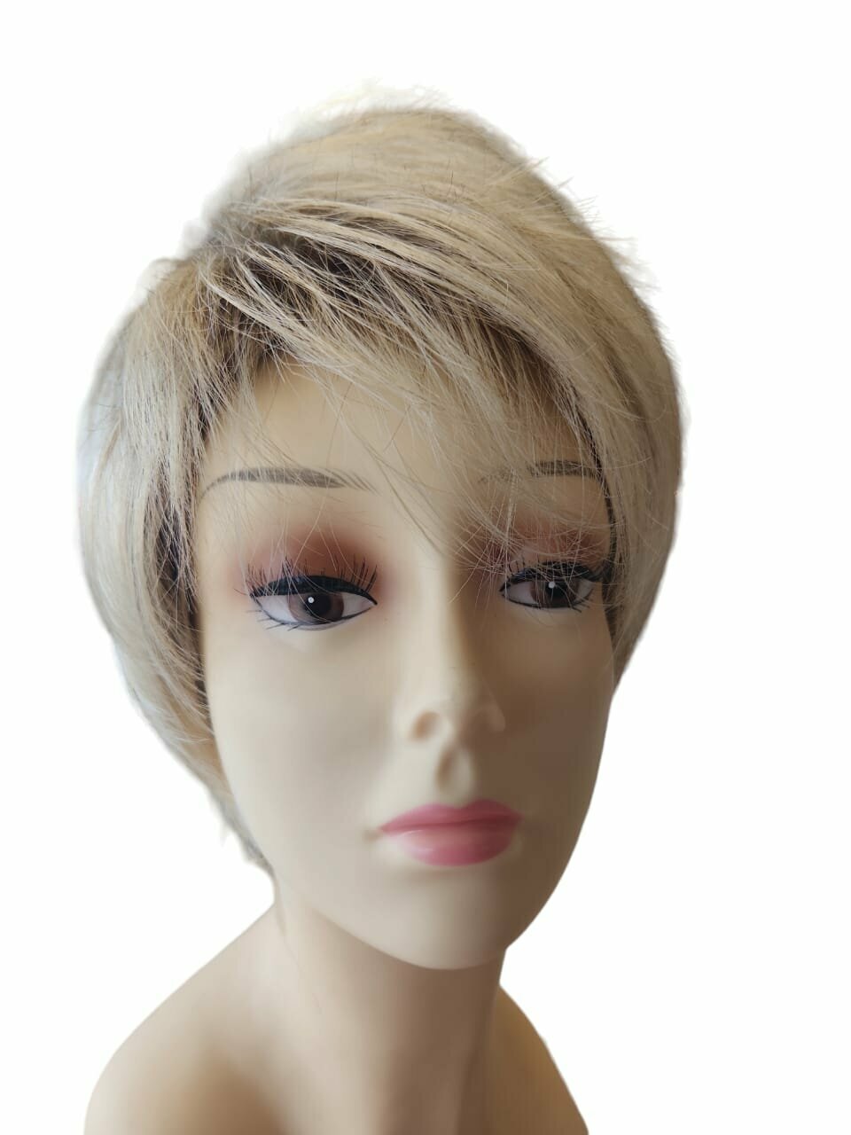 Парик Бонни, Легкая и модная стрижка, эффект равных волос, цвет Корни коричневые, концы мешка песочный блондин и пепельный блондин