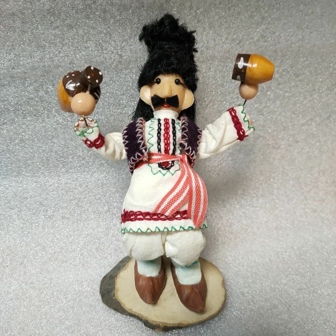 Кукла сувенирная винтажная "Гуцул с кувшином"