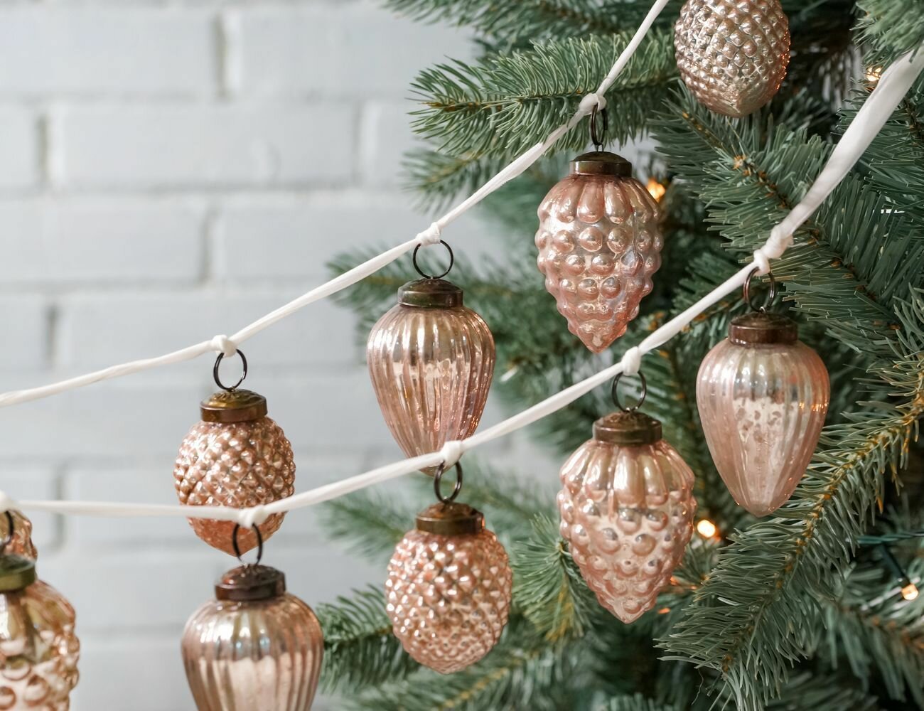 Декоративная гирлянда шишки А-ЛЯ винтаж, стекло, розовый бутон, 120 см, Kaemingk 640273-2