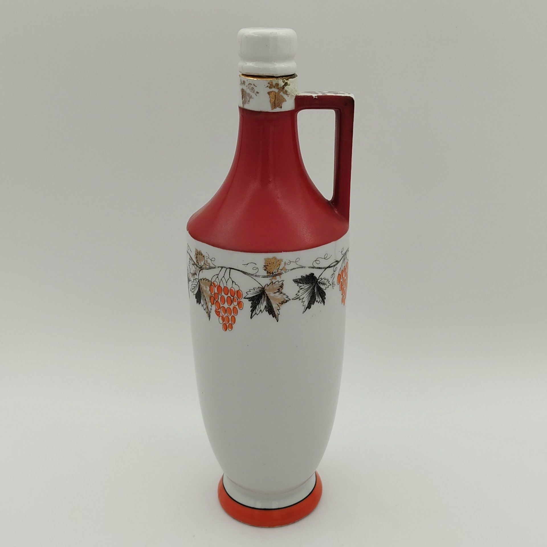 Штоф "Античный" красного цвета с декором в виде виноградной лозы, фарфор, крытье