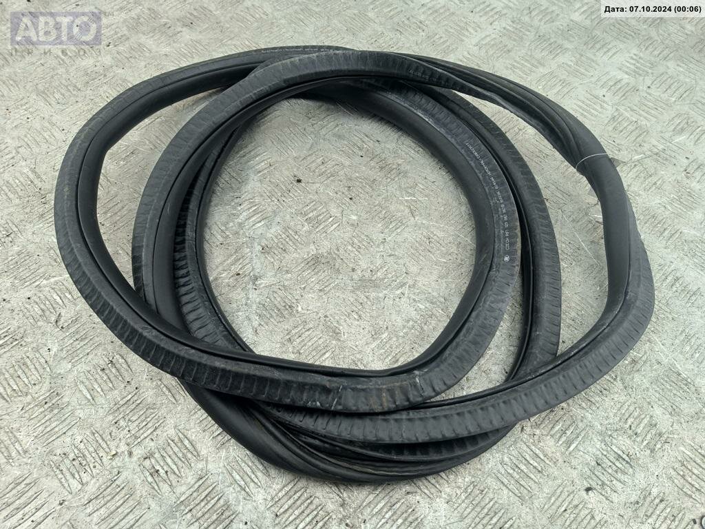 Уплотнитель двери задней правой Skoda Octavia mk2 (A5 1Z) 2004-2013
