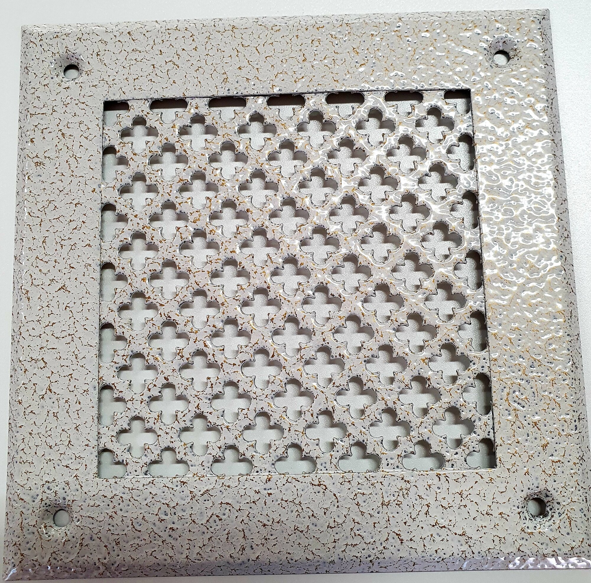 Вентиляционная решетка металлическая 210х210мм, тип перфорации крупный цветок, цвет антик белый