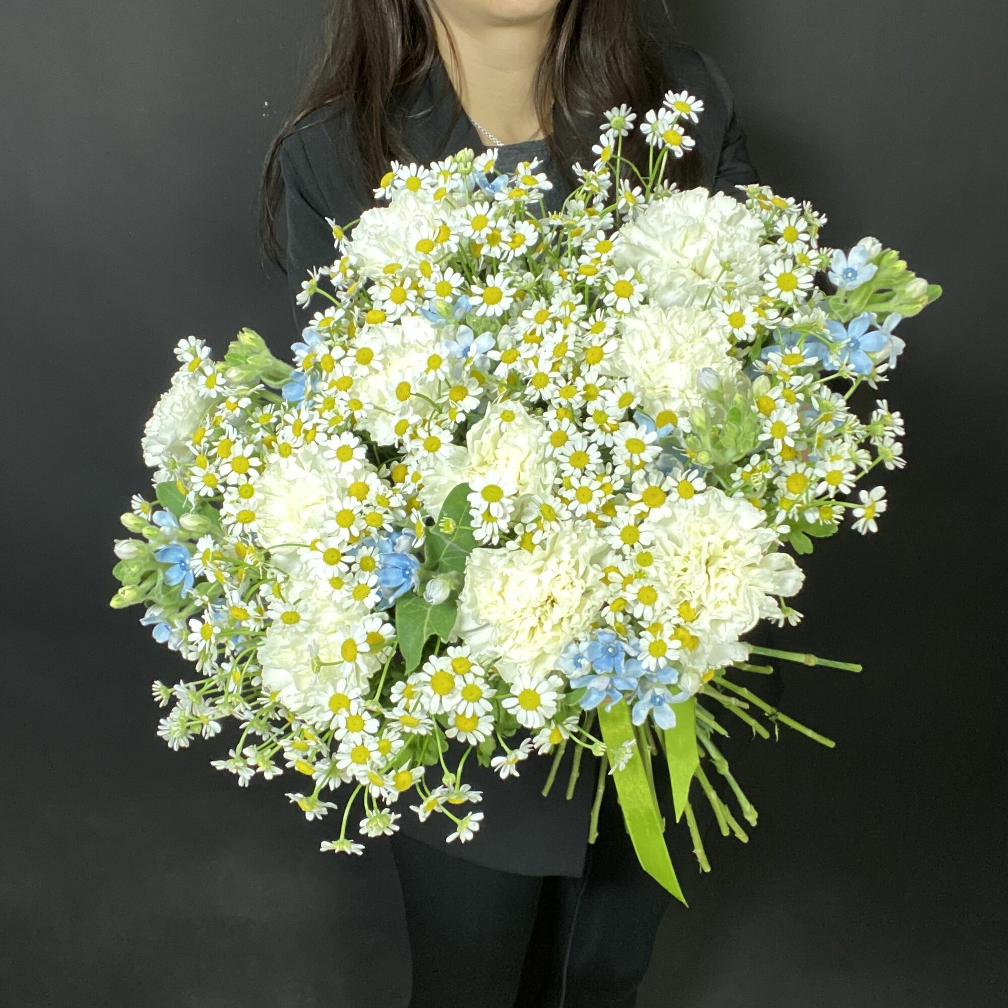 Красивый букет (ромашка 15 шт, оксипеталум 8 шт, диантус 10 шт.)