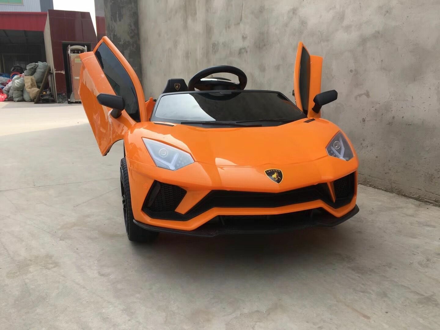 Детский электромобиль на четырех колесах с двойным приводом