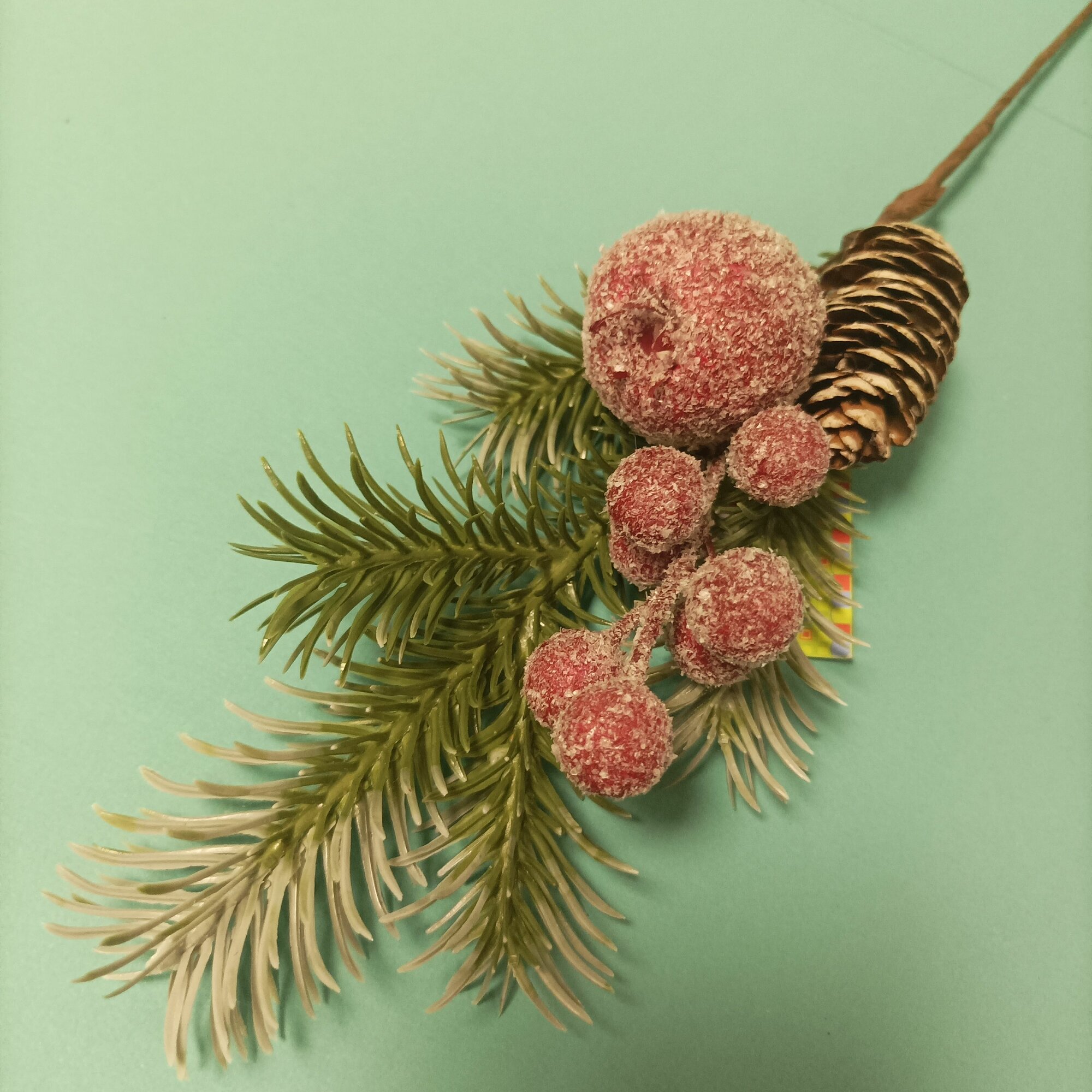 Ветка хвойная в снегу с ягодами и шишкой 38 см