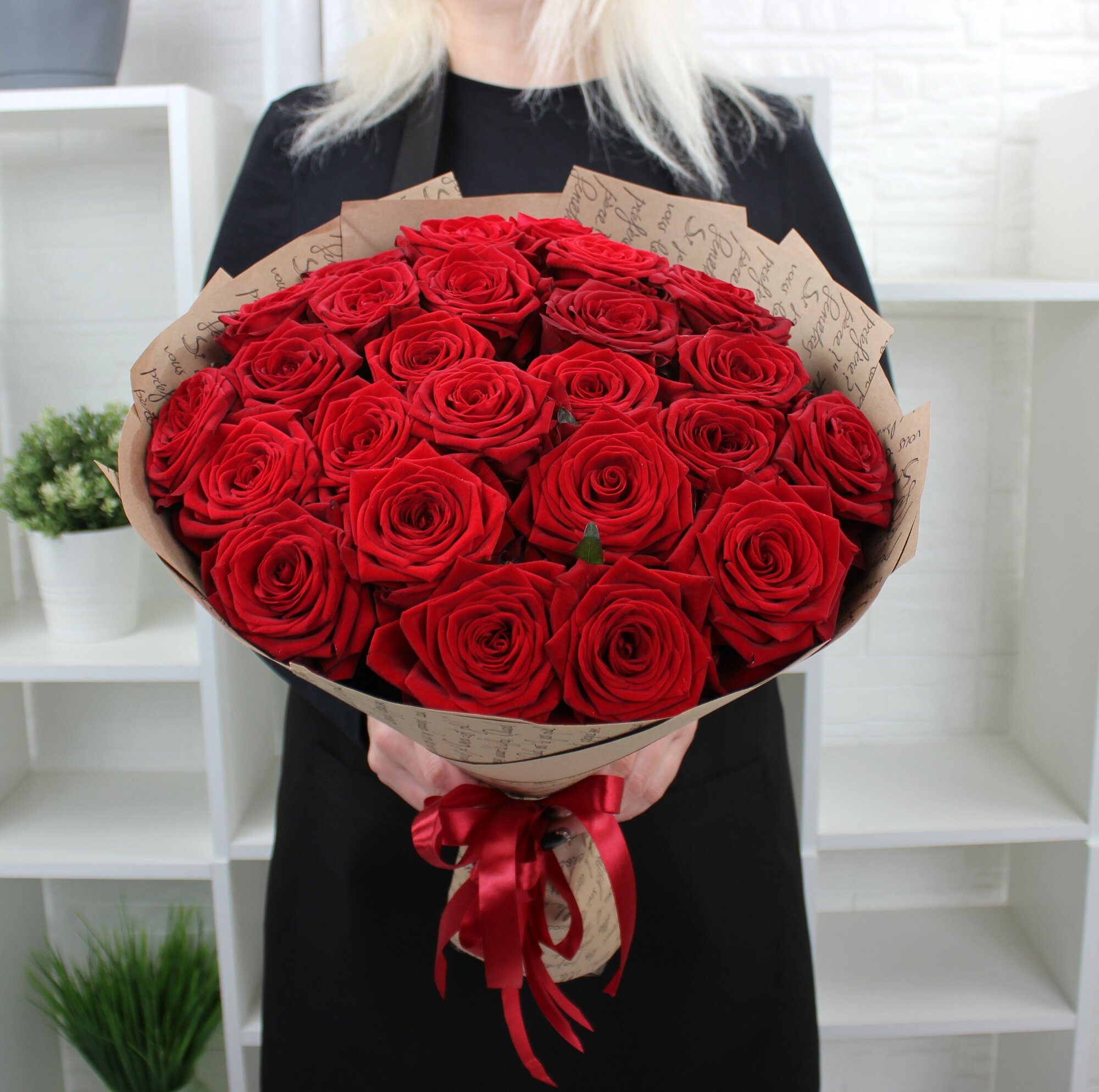 Монобукет THE FLOREAL красная роза 25 штук, высота 60 см, с бантом